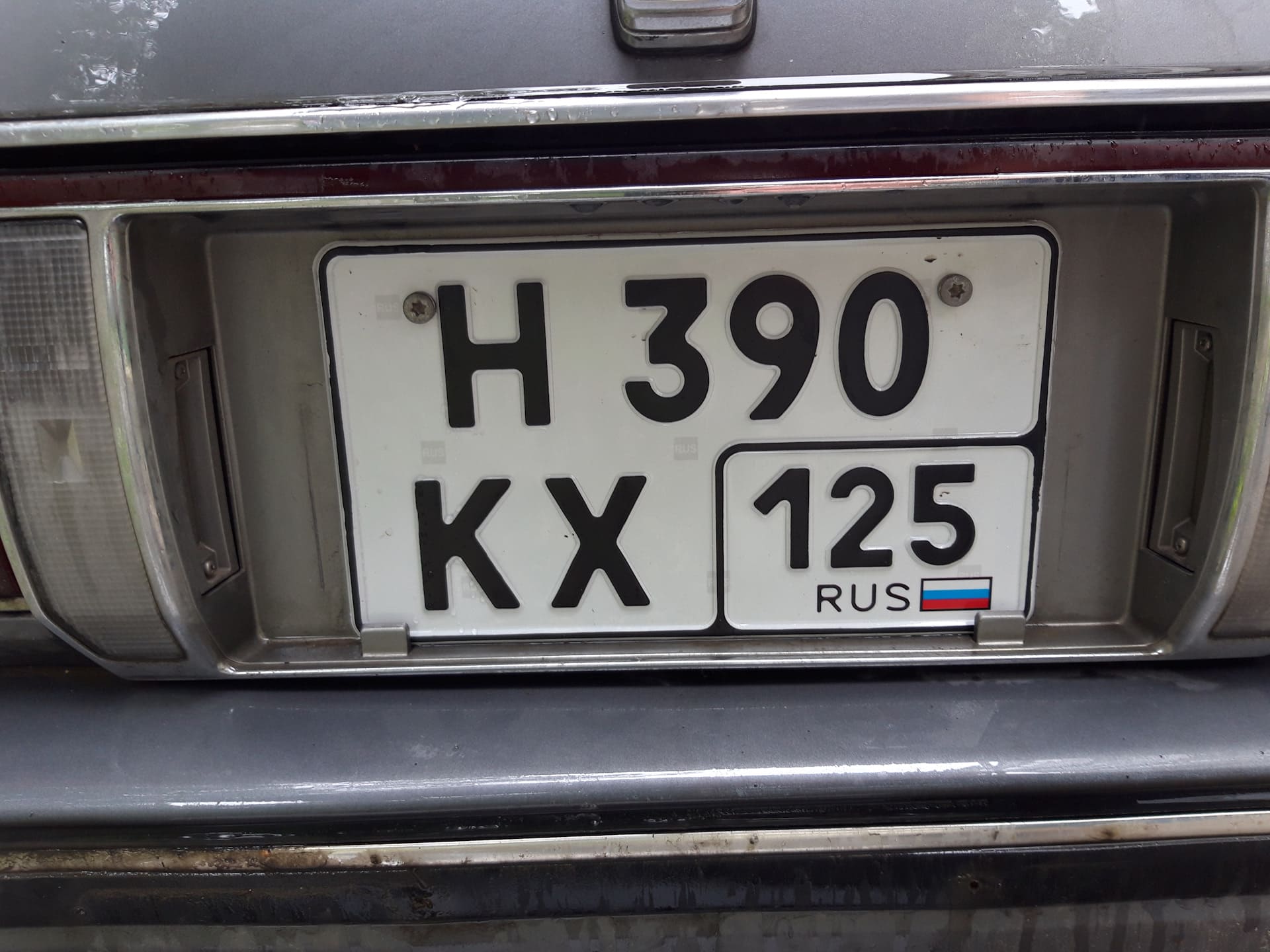Квадратный двухстрочный номерной знак для авто